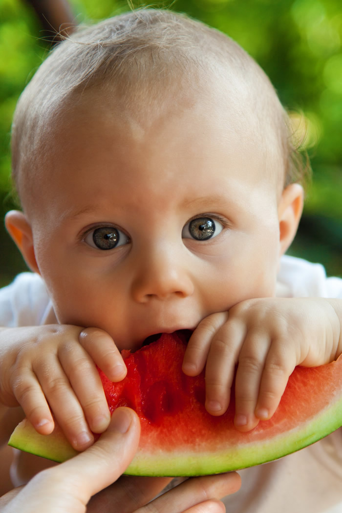 Bébé : quelques astuces pour l'aider à bien manger